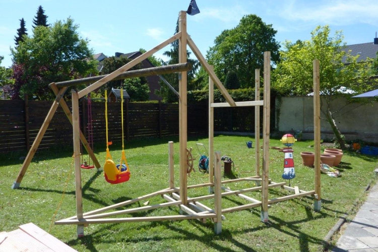 Schiffschaukel selber bauen, Beplankung des Rumpfes eines ...